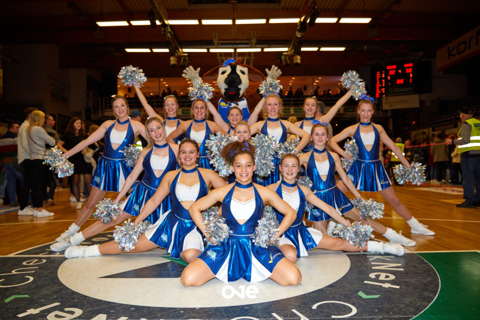 Cheerleaders - Studio One